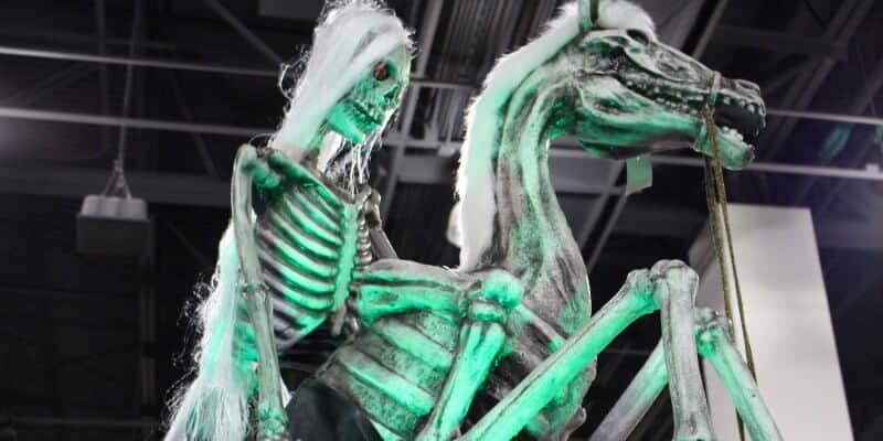 ScareLA 2015 previews Halloween season as horror fans haunt Pasadena ...
