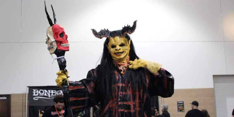 ScareLA 2015 previews Halloween season as horror fans haunt Pasadena ...