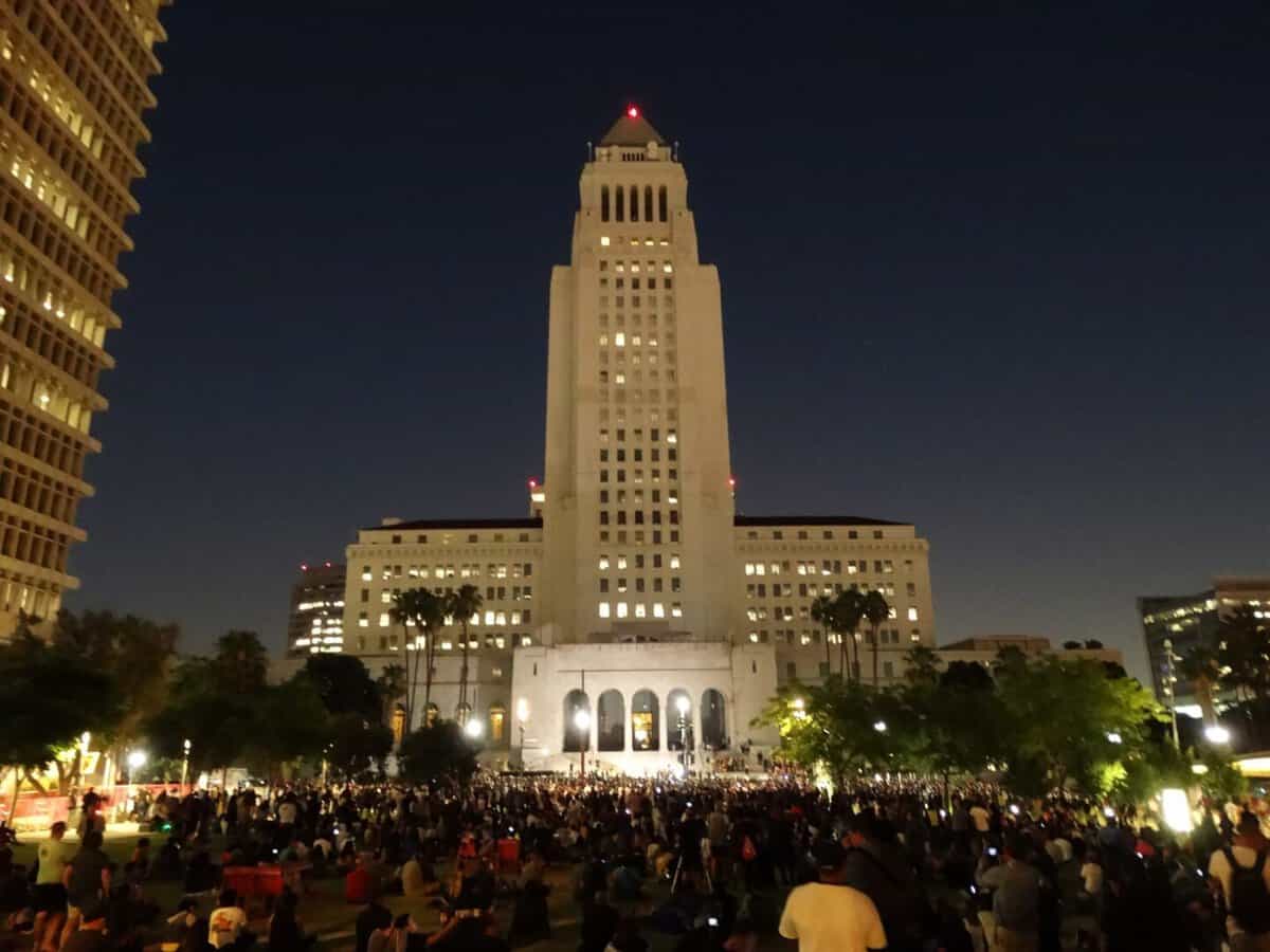 VIDEO: Bat-Signal lights up Los Angeles City Hall as tribute to "Batman ...