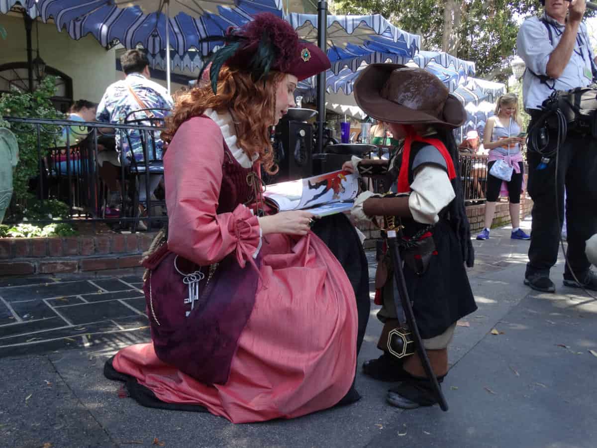 Video/photos: New Redd “Pirates Of The Caribbean” Character Arrives At ...