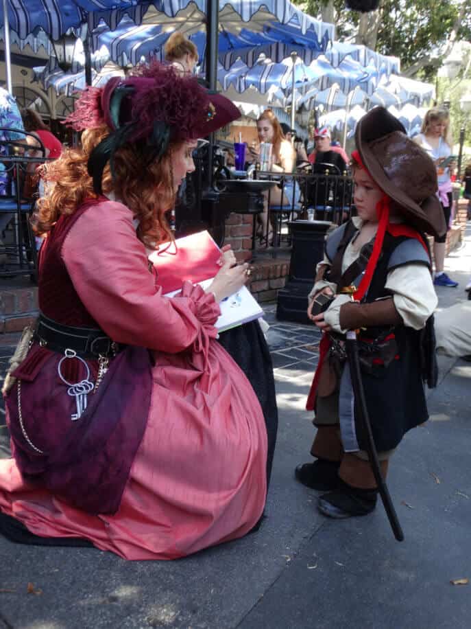 Video/photos: New Redd “Pirates Of The Caribbean” Character Arrives At ...