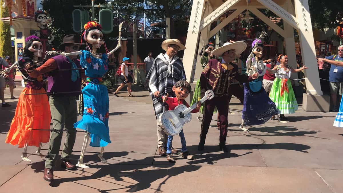 Miguel meet-and-greet, live musical performance of "Coco" at Disneyland ...