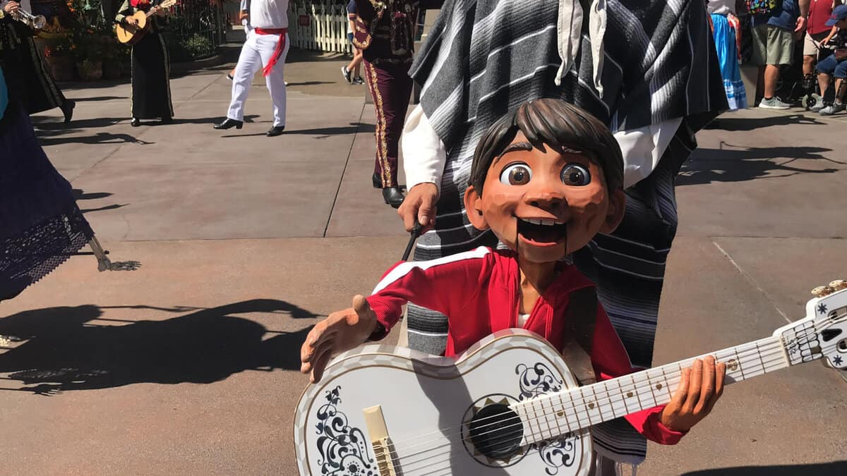 Miguel meet-and-greet, live musical performance of "Coco" at Disneyland ...