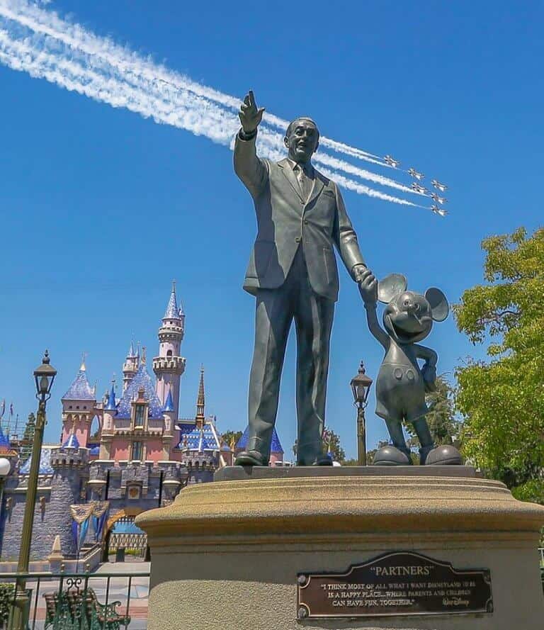 Amazing Image Caught U.S. Thunderbirds Flying Over Disneyland for # ...