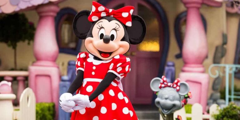 Minnie Mouse Shocks Guests With Rude Behavior in Viral Video