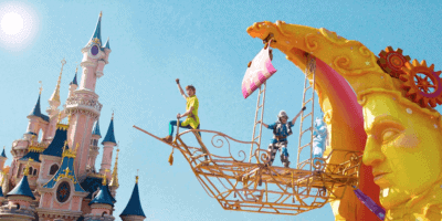 Minnie Mouse Runs Off Mid-Performance After Costume Malfunction