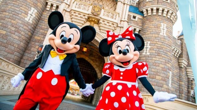 Mickey Mouse Starts New Craze, Hundreds of Disney Adults Dance All Over ...