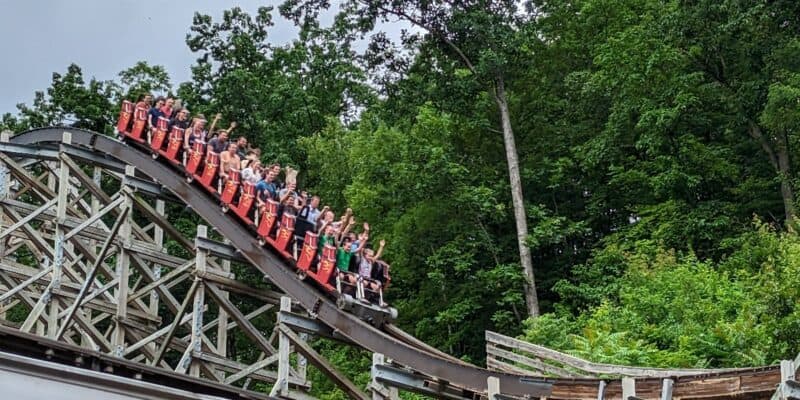 Dolly Parton Issues Rapid Response As Dollywood Sinks: Life-Threatening ...